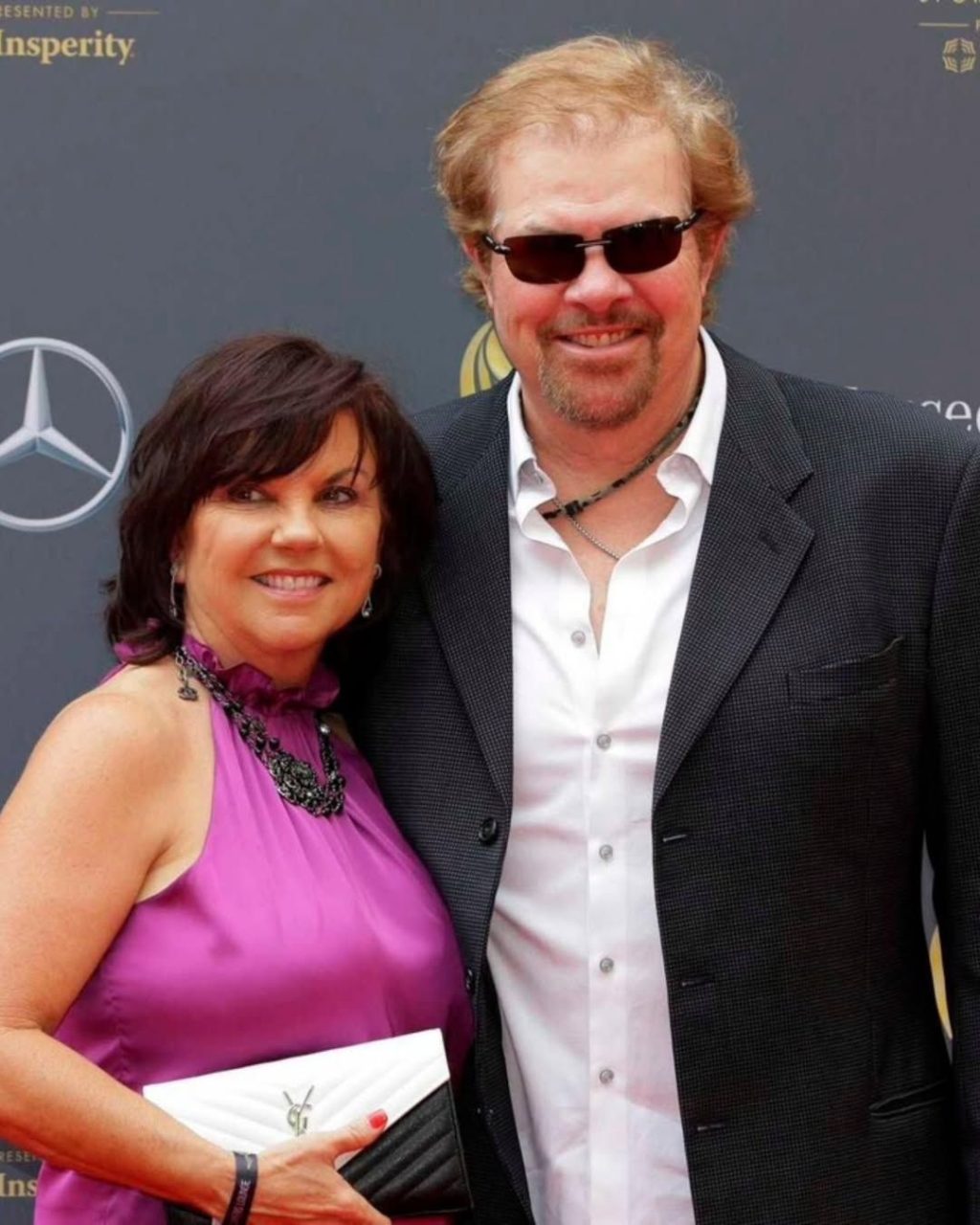 He could fill stadiums with thunder — but beside her, Toby Keith was ...